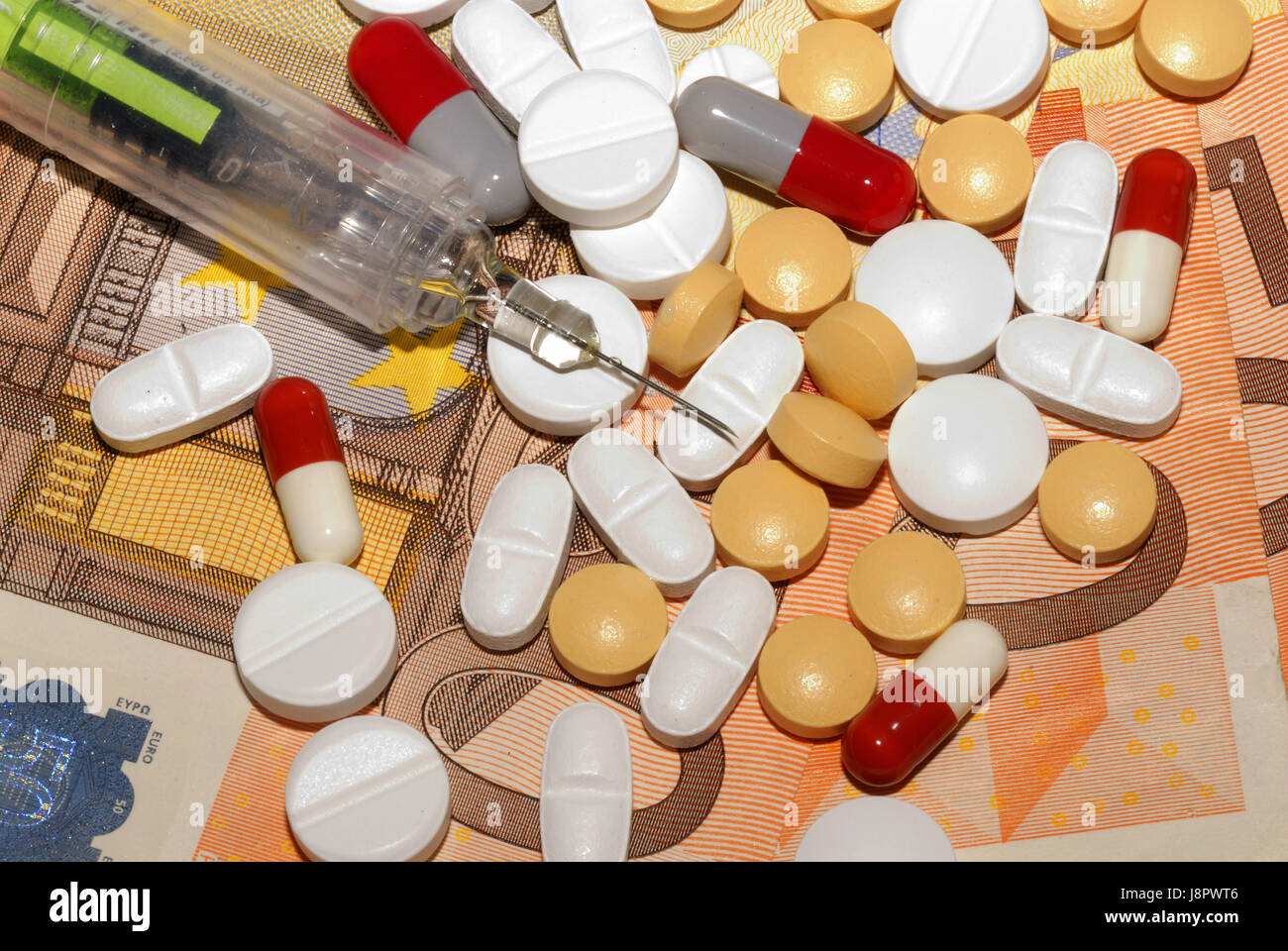 tablets and syringe Stock Photo - Alamy