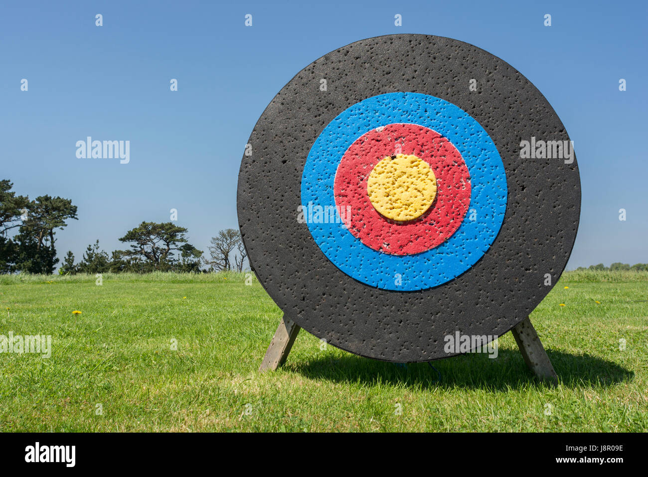 Target arrow missing bullseye hi-res stock photography and images - Alamy