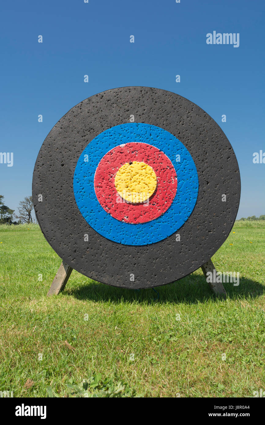 Target arrow missing bullseye hi-res stock photography and images - Alamy