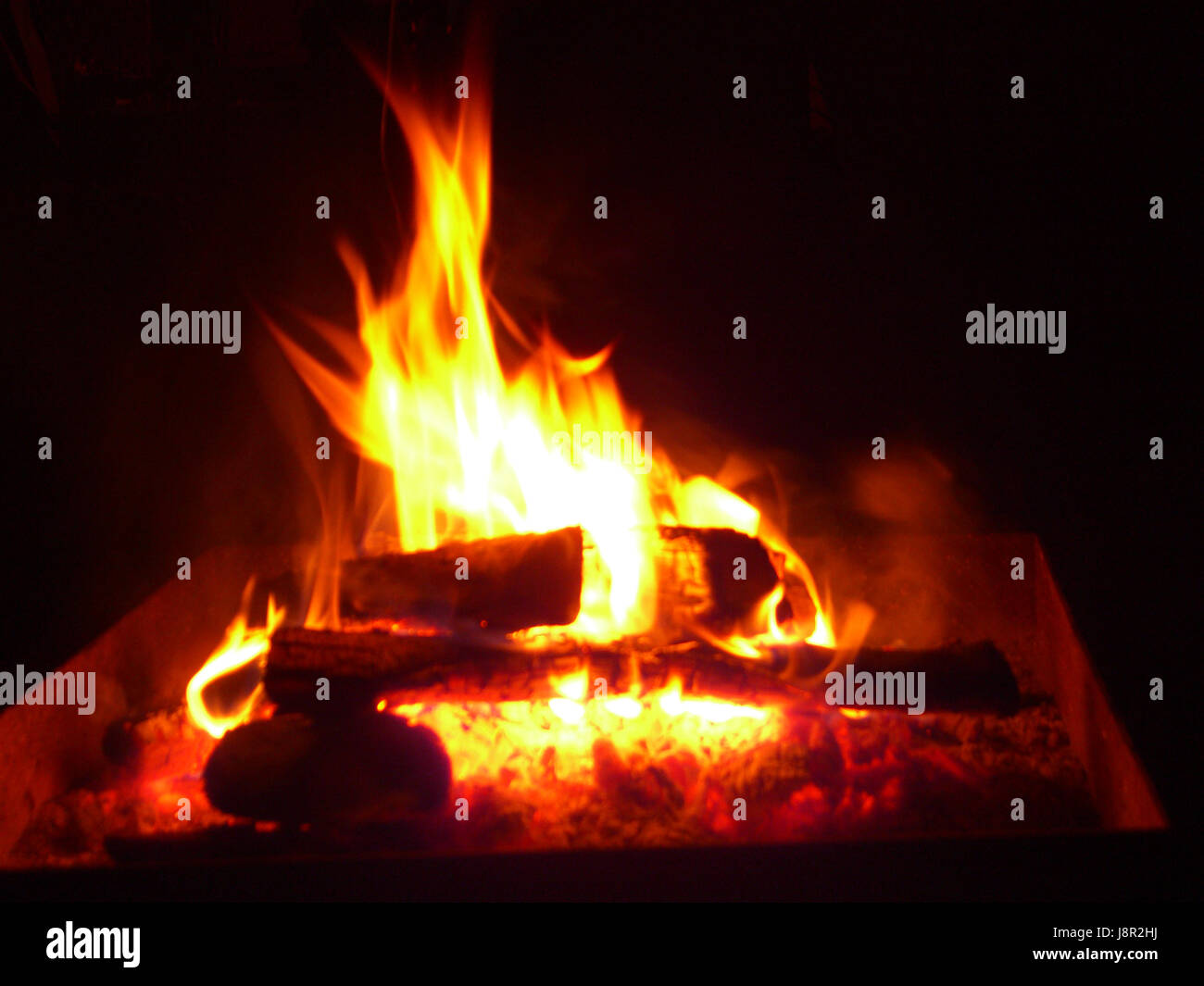 Burning wooden log flame on fire in fireplace Stock Photo - Alamy