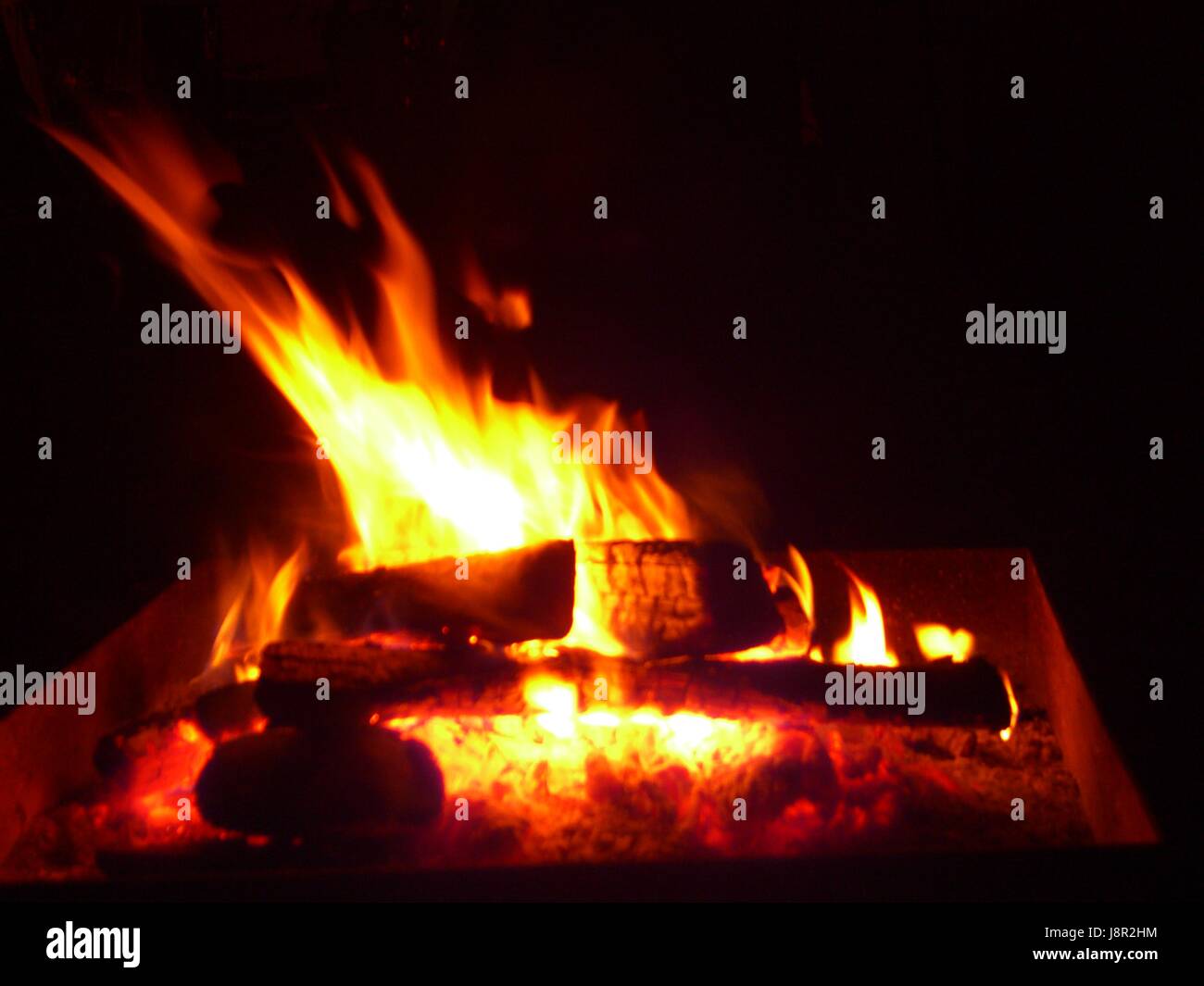 Burning wooden log flame on fire in fireplace Stock Photo - Alamy