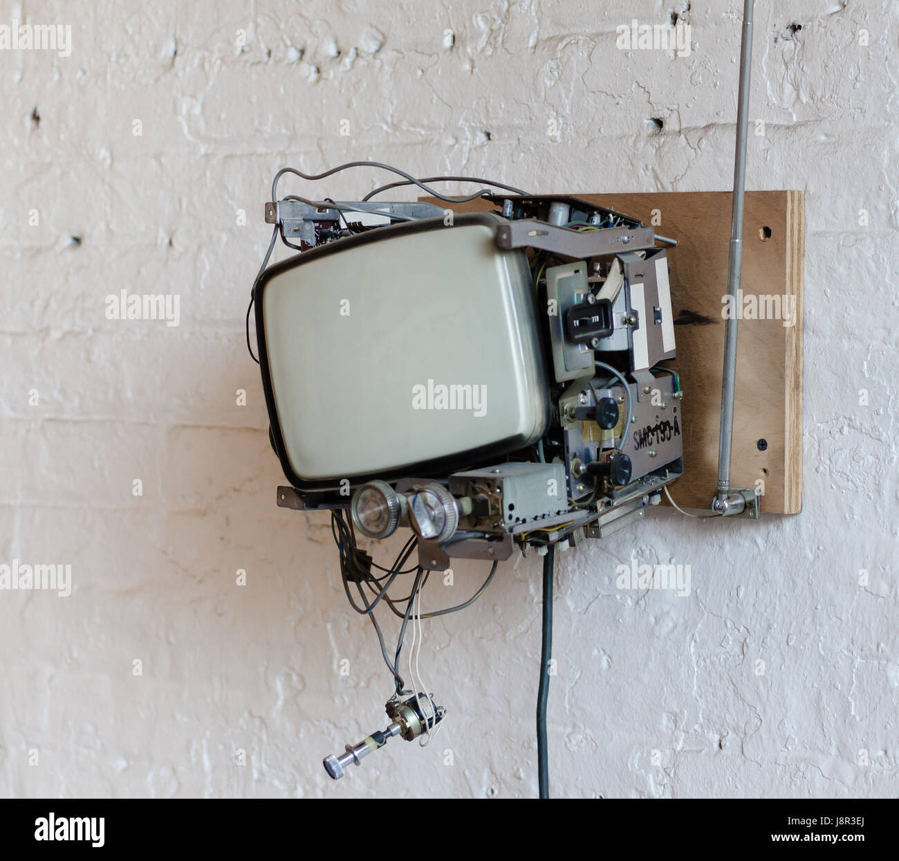 Old tv broken screen hi-res stock photography and images - Alamy