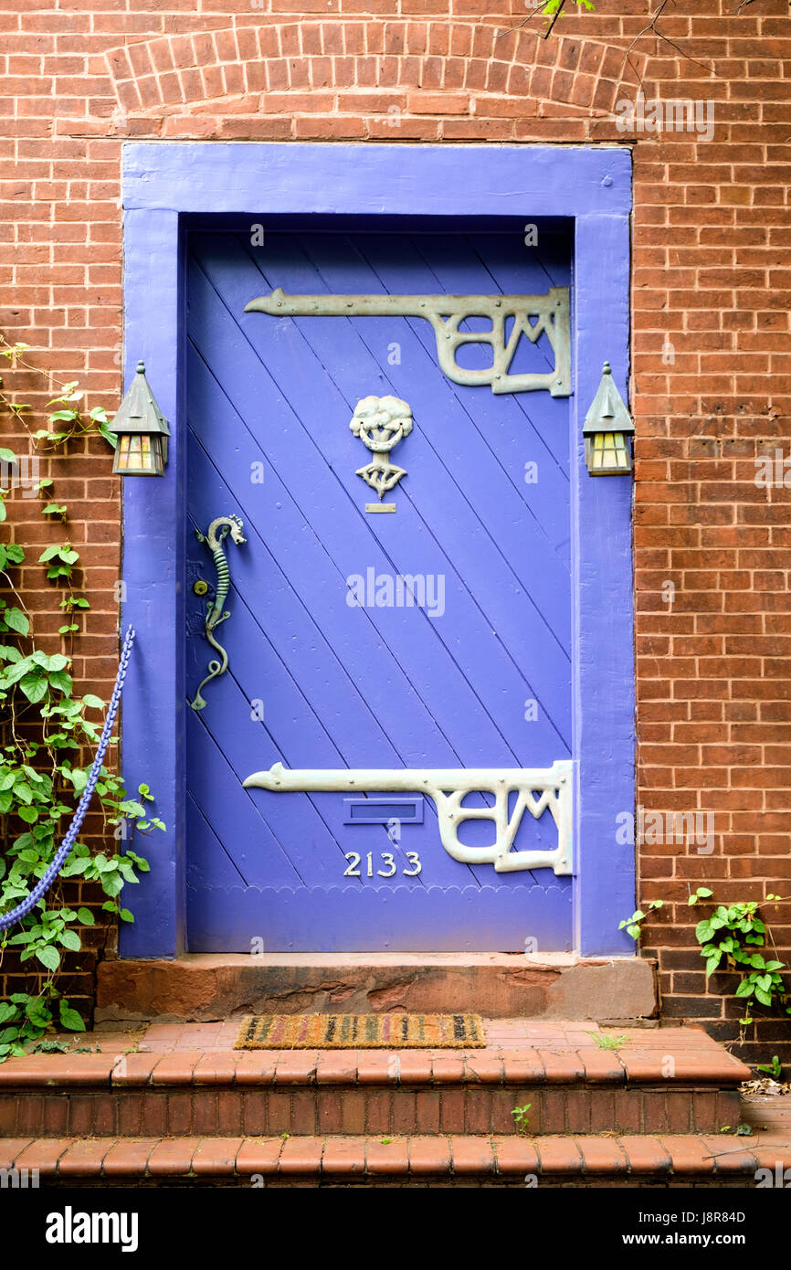 Purple door hi-res stock photography and images - Alamy