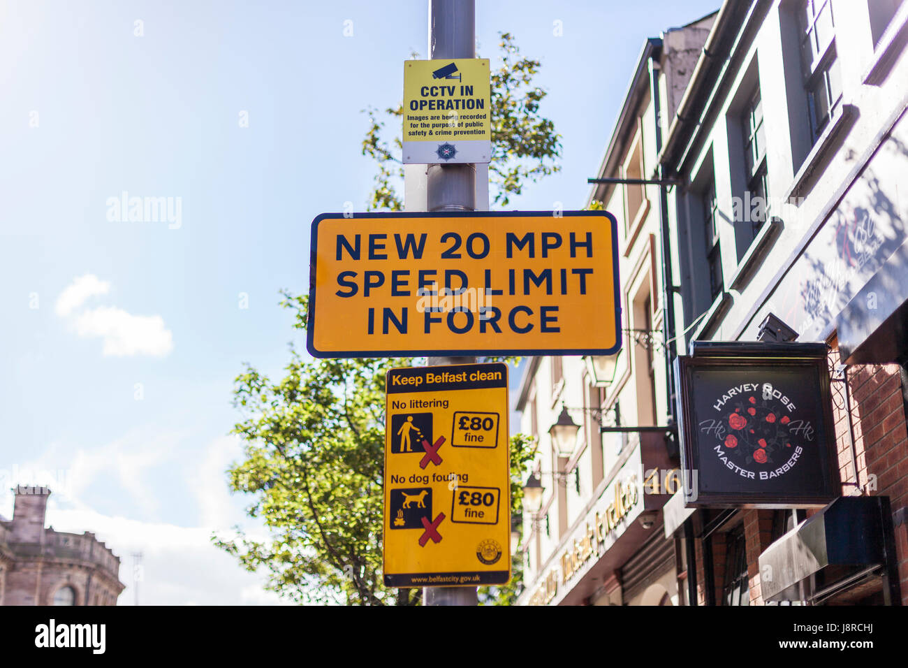 20 mph speed limit signs hi-res stock photography and images - Alamy