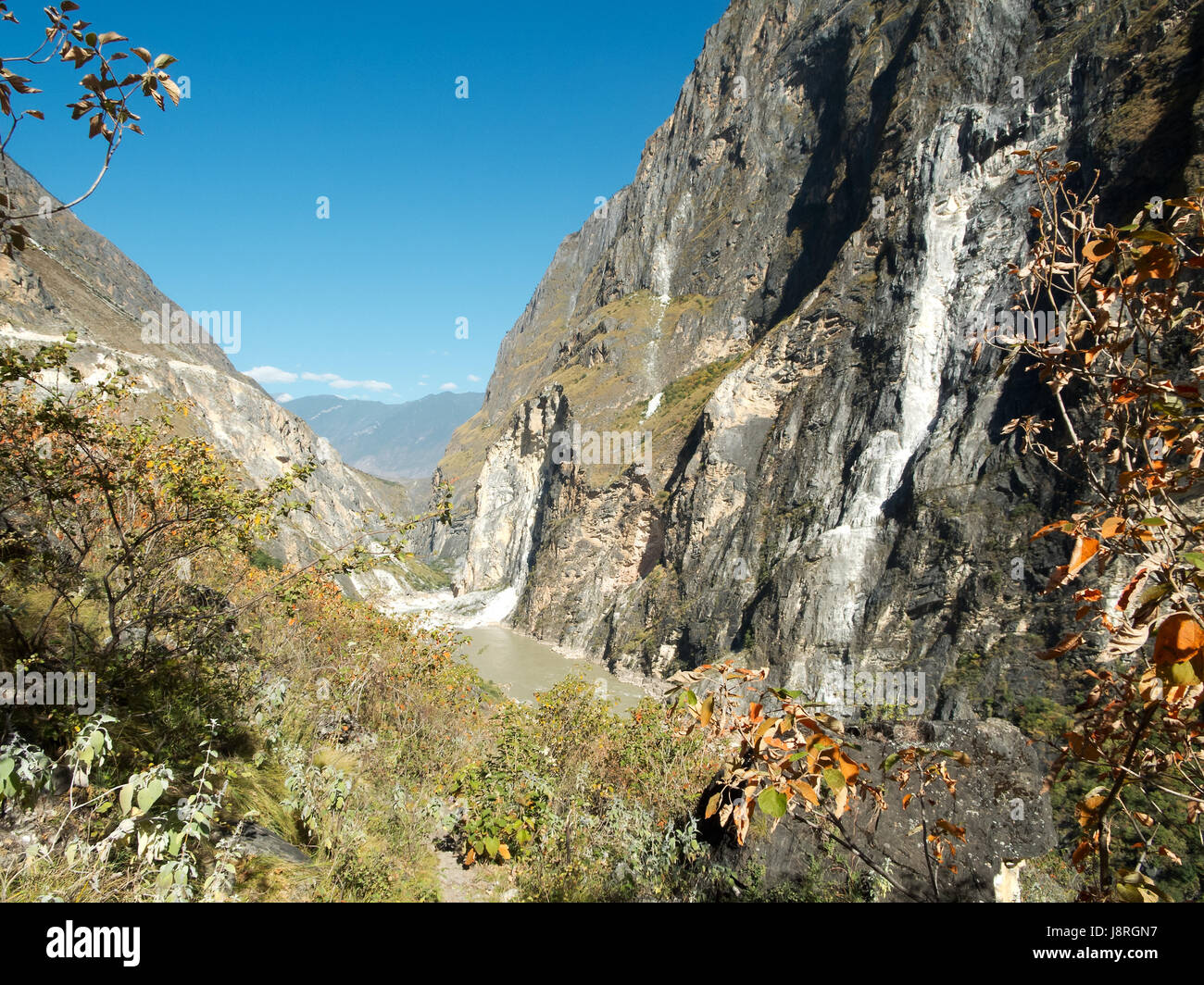 tiger leaping gorge in china Stock Photo - Alamy