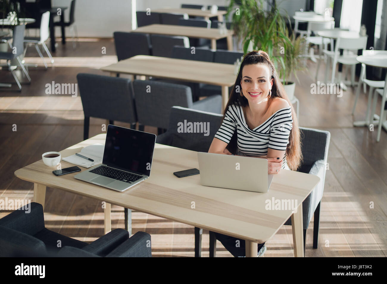 Pretty brunette college student hi-res stock photography and images - Alamy