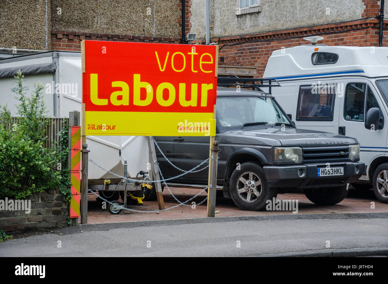 Vote labour sign hi-res stock photography and images - Alamy