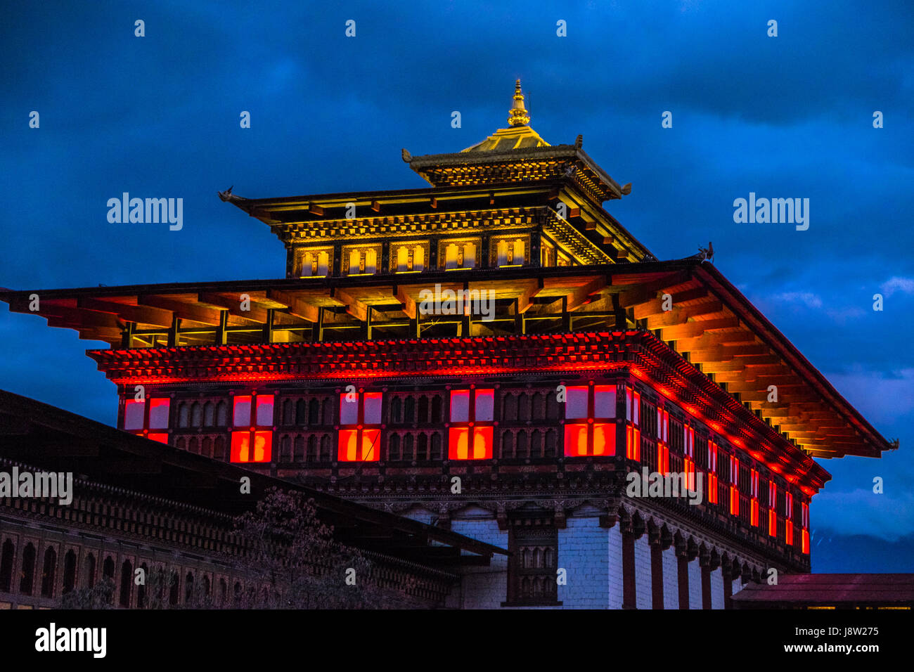Tashichho Dzong or Thimphu Dzong at night Stock Photo: 143150761 - Alamy