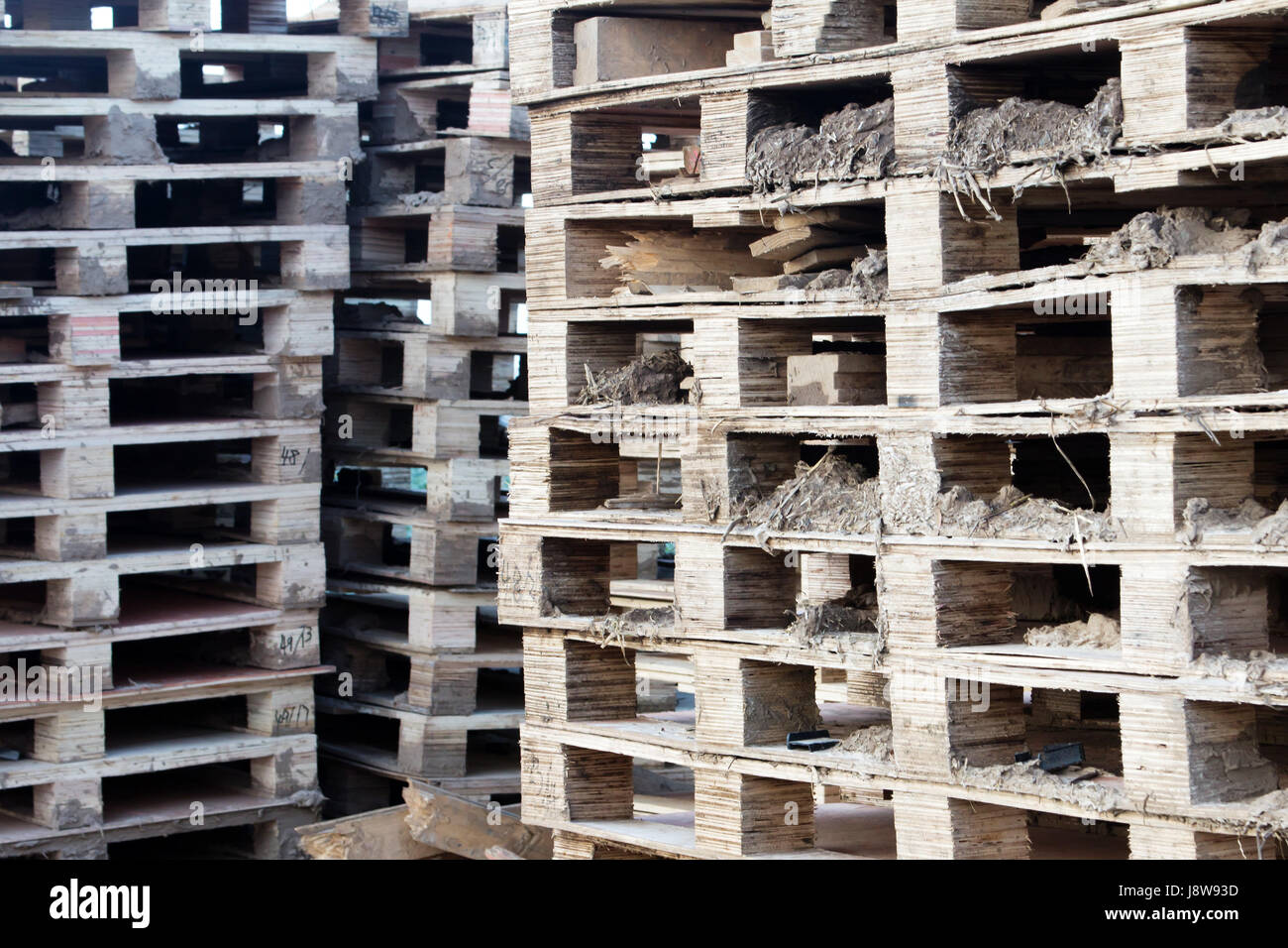 Stack wooden palettes hi-res stock photography and images - Alamy