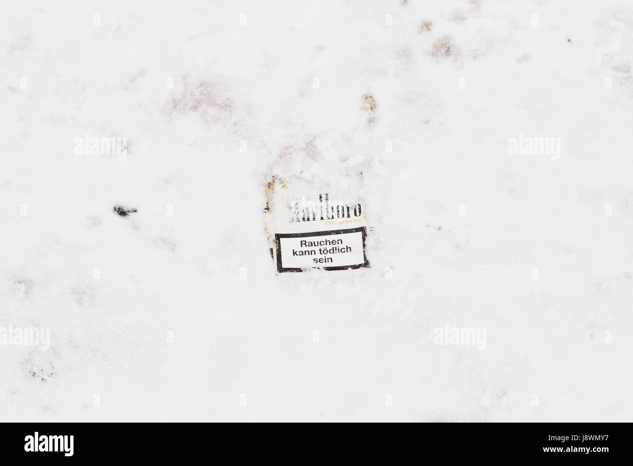 Marlboro cigarette packet hi-res stock photography and images - Alamy