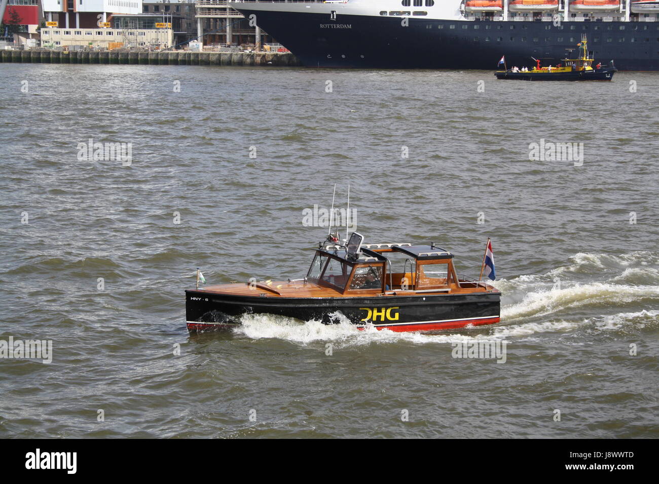 Waves and boats hi-res stock photography and images - Alamy