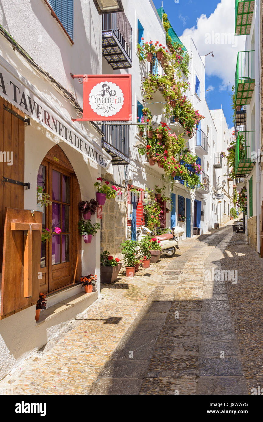 Old spanish town street hi-res stock photography and images - Alamy