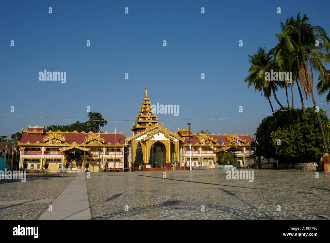 botataung pagoda in yangon Stock Photo - Alamy