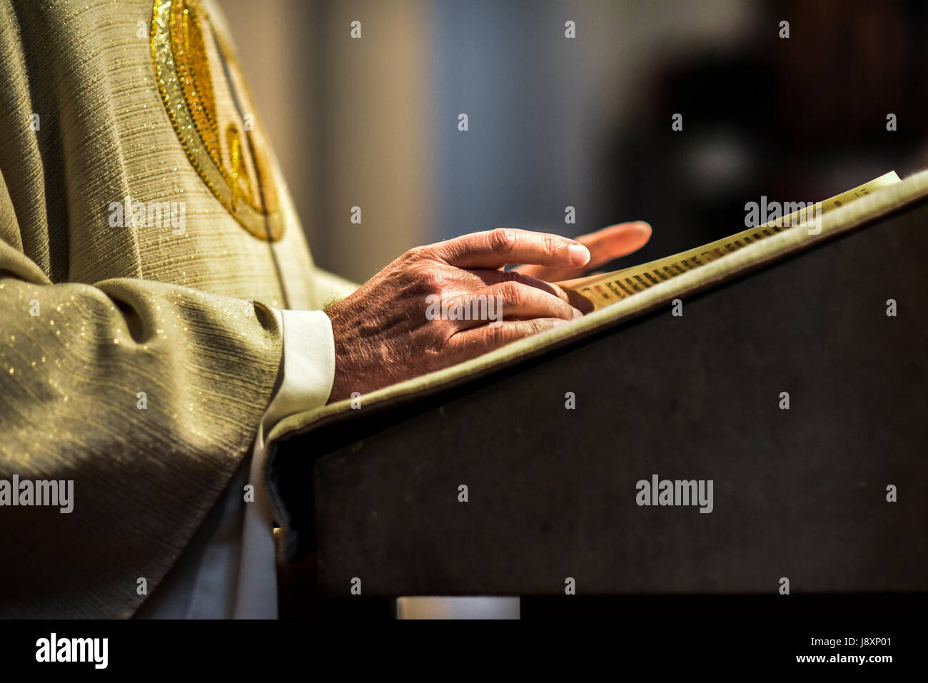 Church bible reading pastor hi-res stock photography and images - Alamy