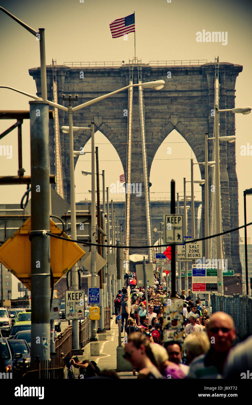 Pedestrian crowd on Brooklyn Bridge Stock Photo - Alamy