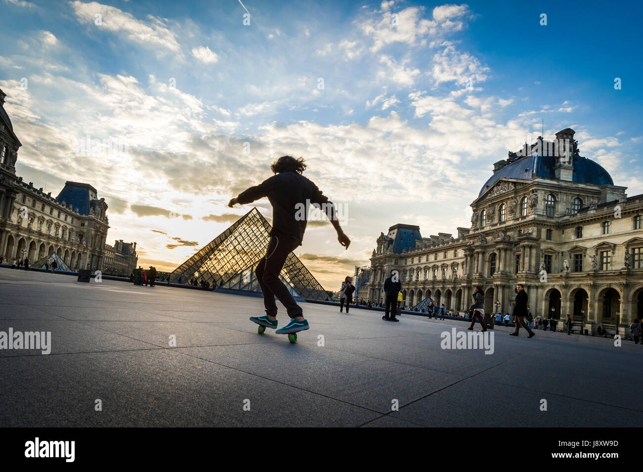 Teenager paris louvre pyramid hi-res stock photography and images - Alamy