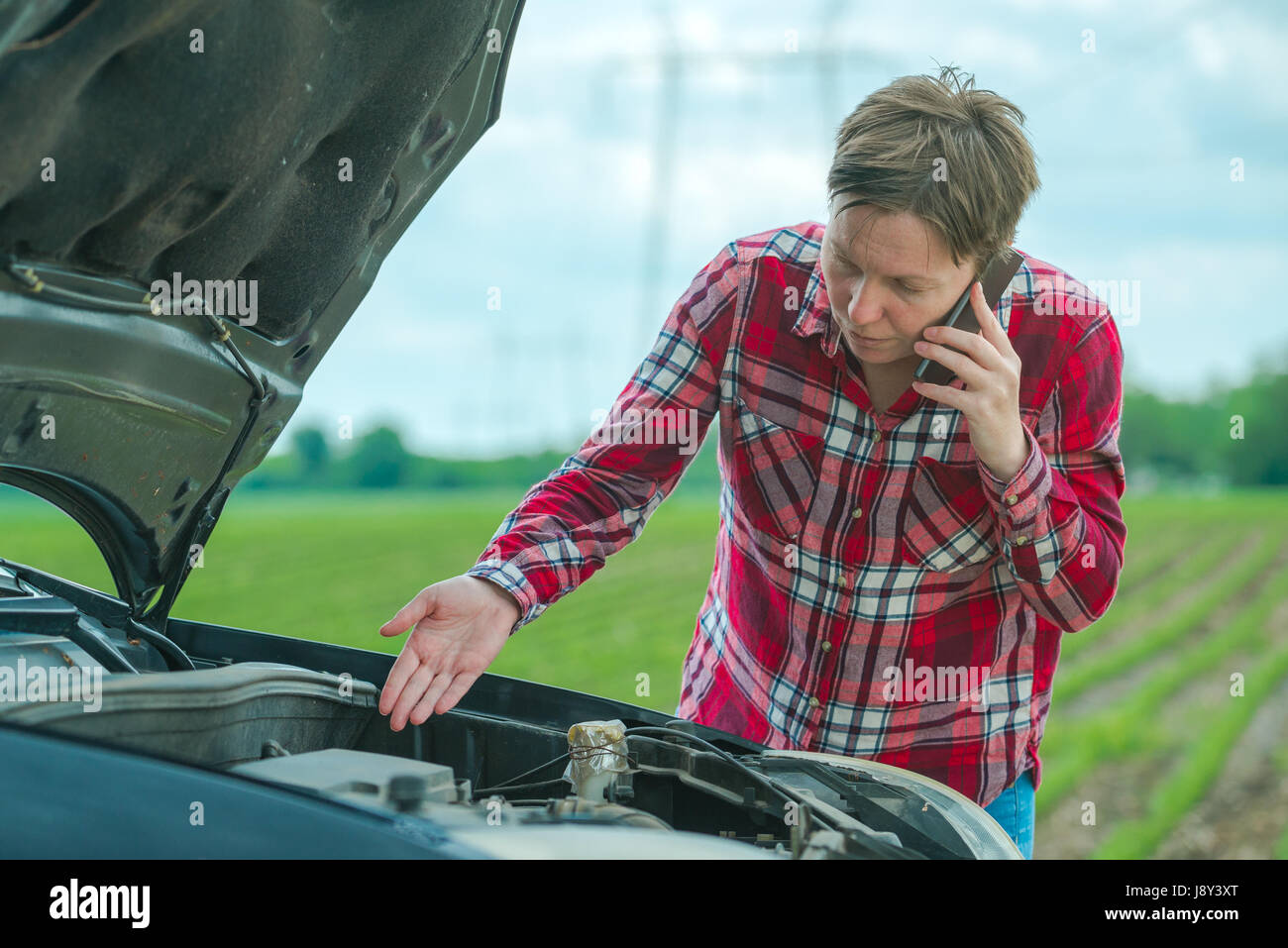 Mechanic roadside repair hi-res stock photography and images - Alamy