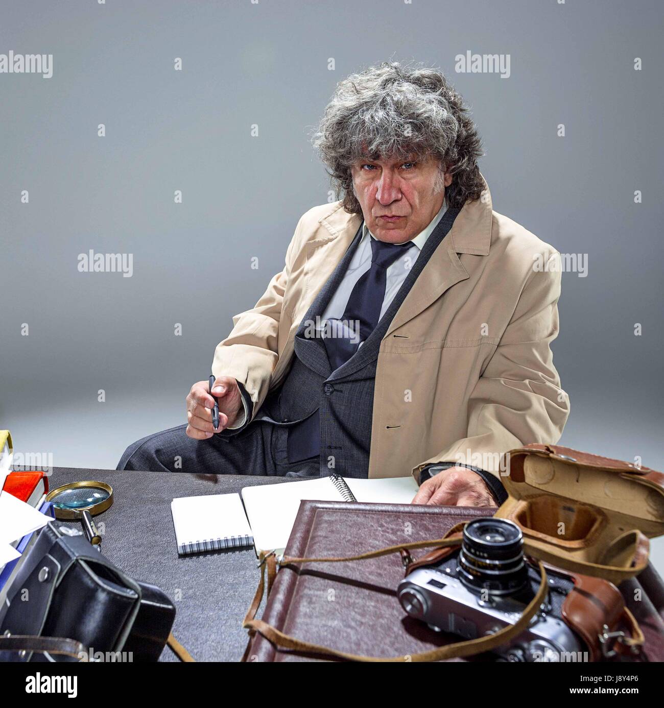 Vintage detective looking camera hi-res stock photography and images ...