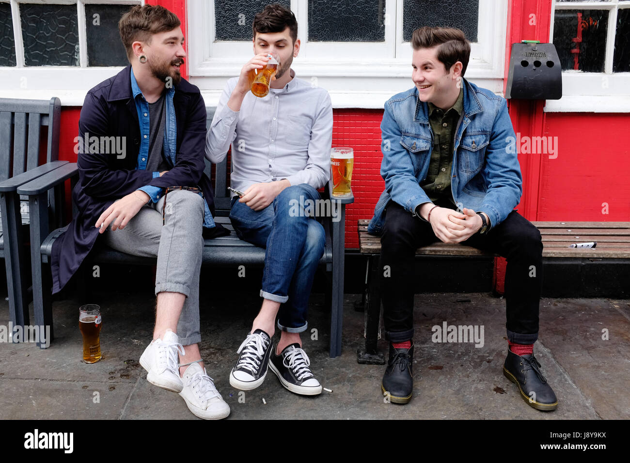 Pub Drinking Outside High Resolution Stock Photography and Images - Alamy