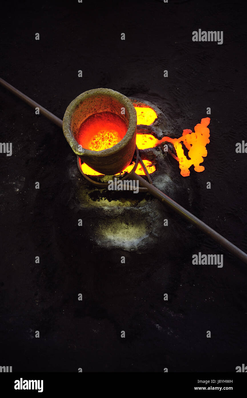 Gold molten bar hi-res stock photography and images - Alamy