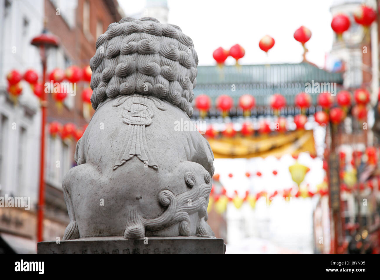 Lion stone statue town london hi-res stock photography and images - Alamy