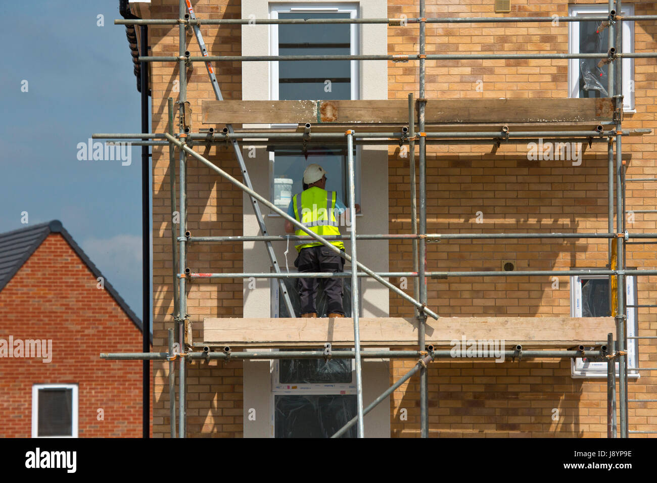 New build housing scaffolding hi-res stock photography and images - Alamy
