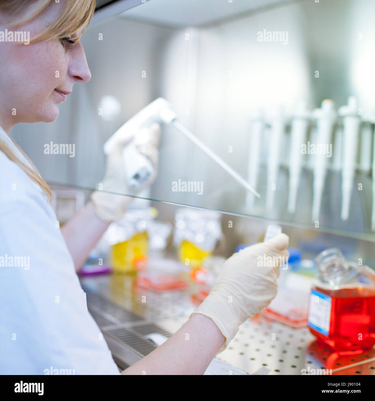 Women science hi-res stock photography and images - Alamy