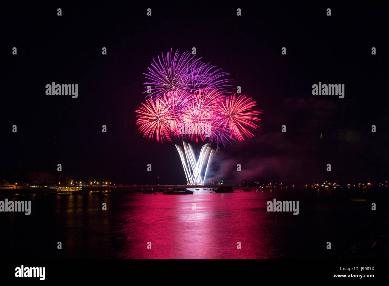 Stunning fireworks over the water from the British Firework ...