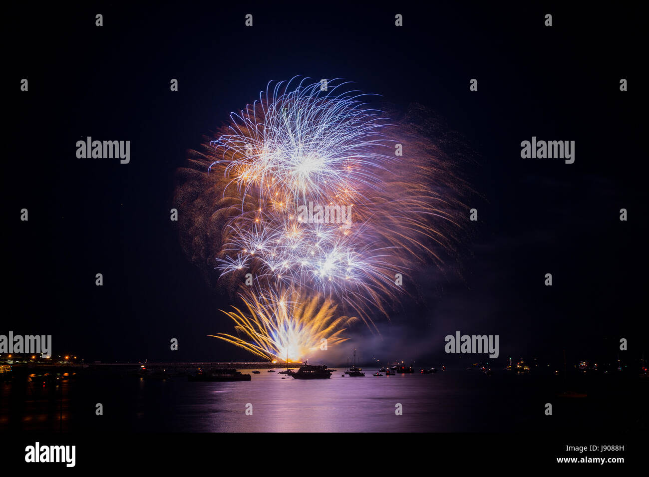 Stunning fireworks display hi-res stock photography and images - Alamy