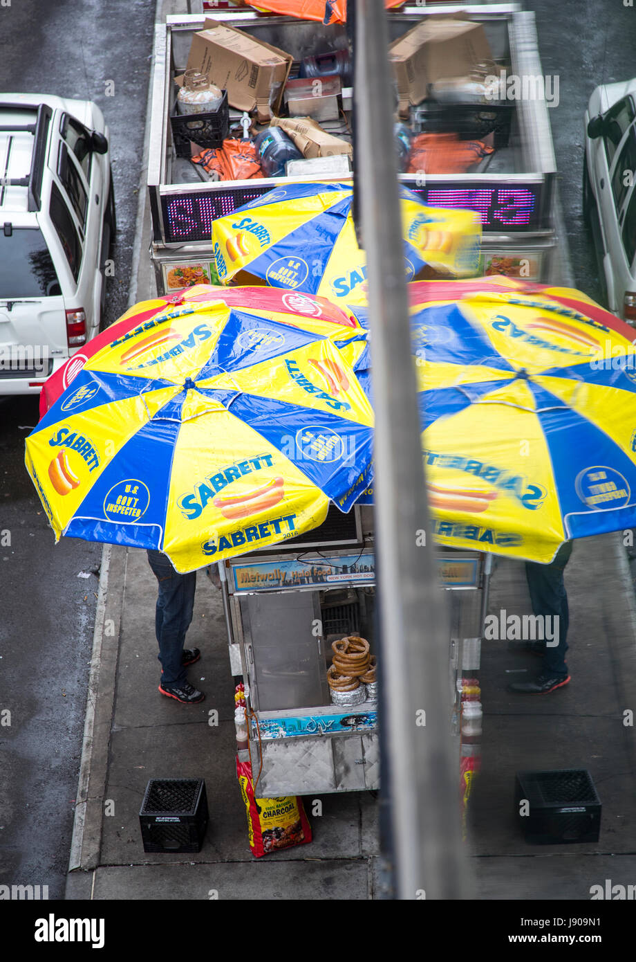 Umbrella vendor hi-res stock photography and images - Alamy
