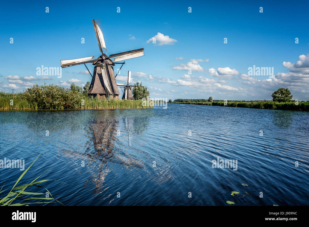 Beautiful dutch windmill landscape at Kinderdijk in the Netherlands a ...
