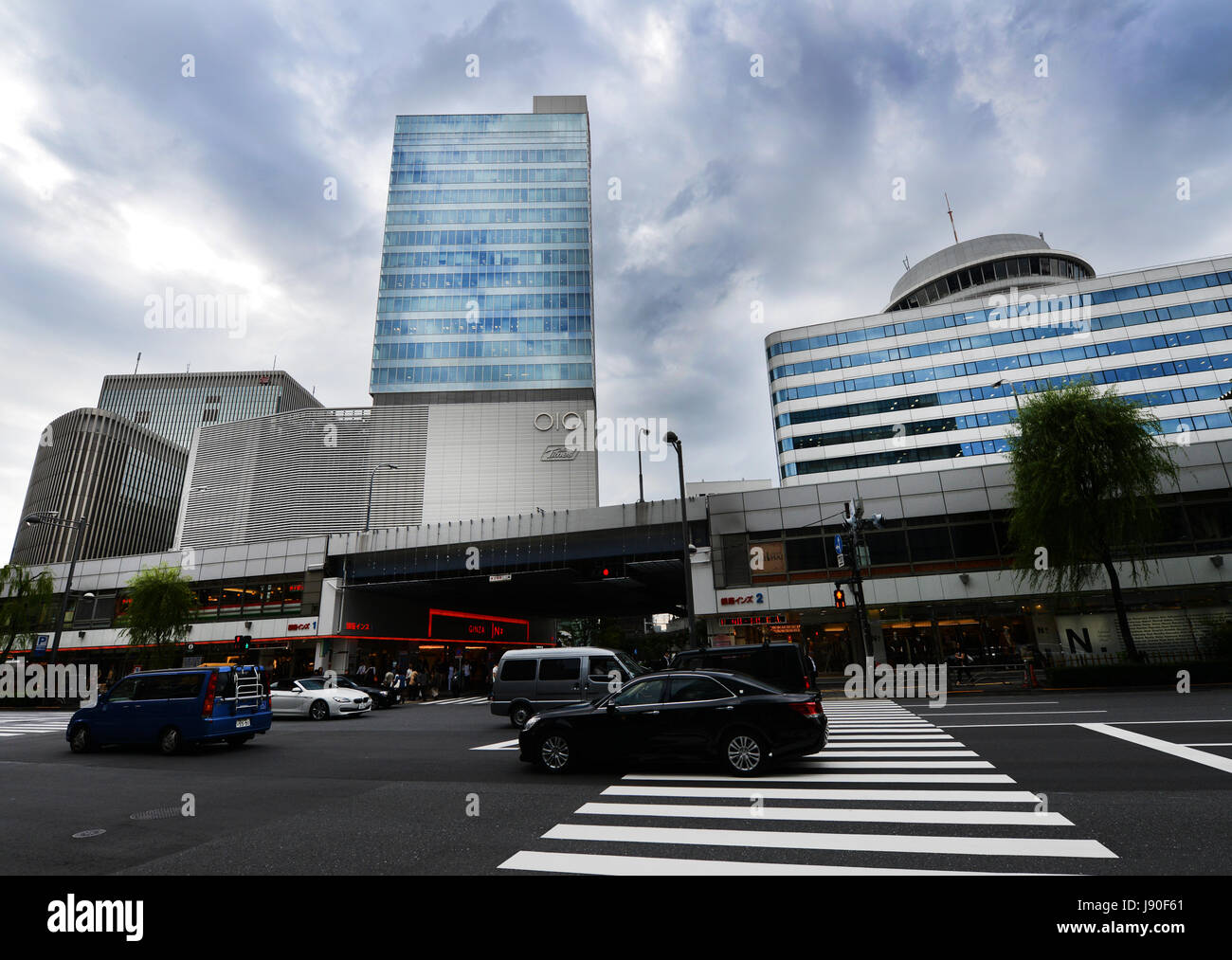 Pedestrians crossing at junctions hi-res stock photography and images ...