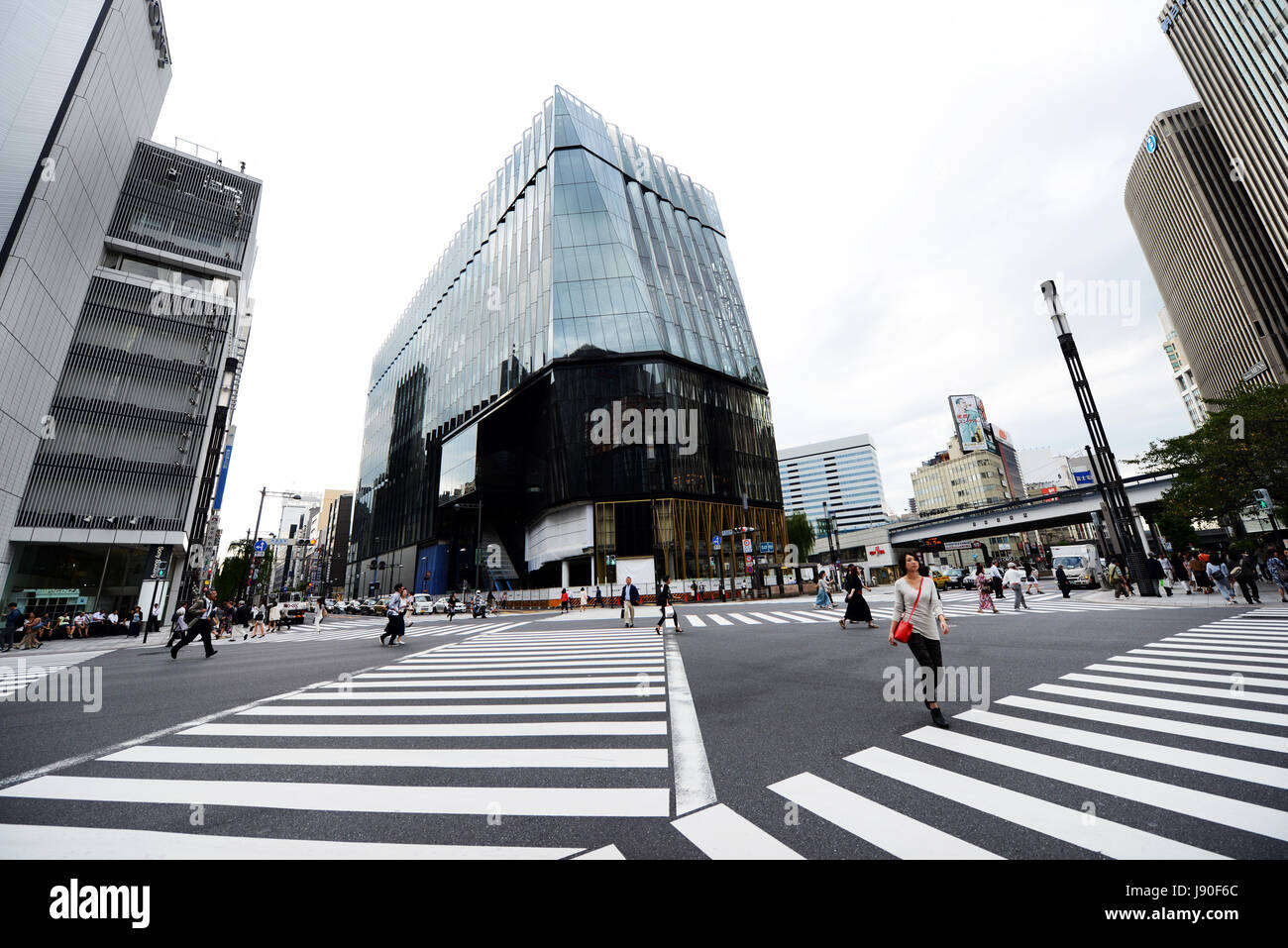 Pedestrians crossing at junctions hi-res stock photography and images ...