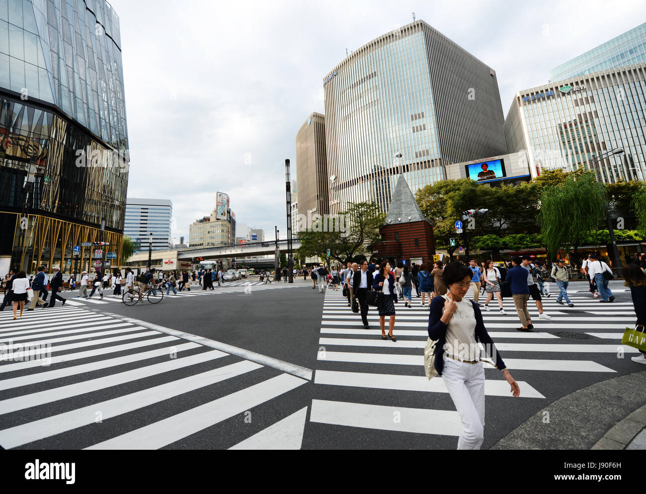 Japanese pedestrians crossing a busy junction in Nishi Ginza, Tokyo ...