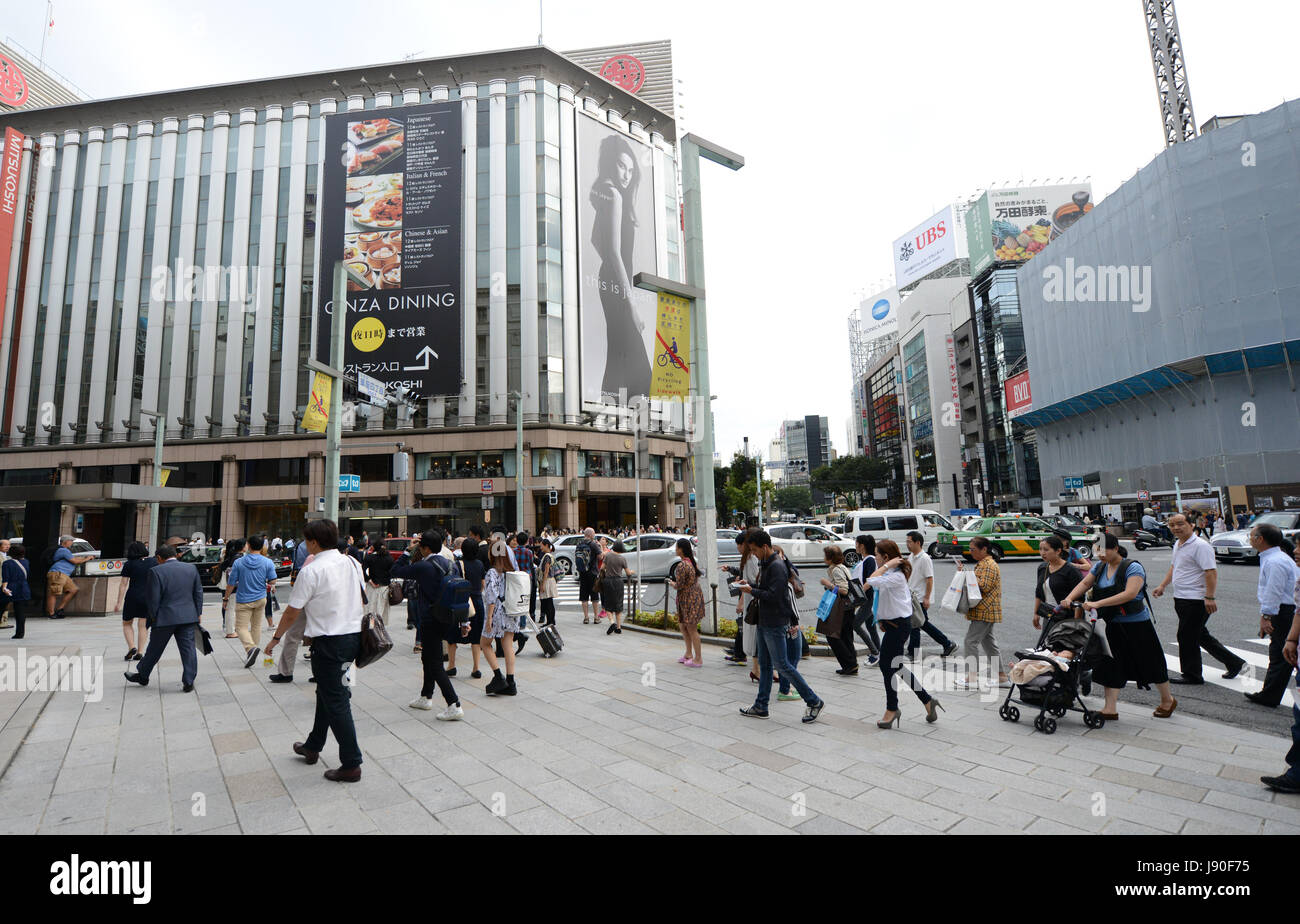Pedestrians crossing at junctions hi-res stock photography and images ...