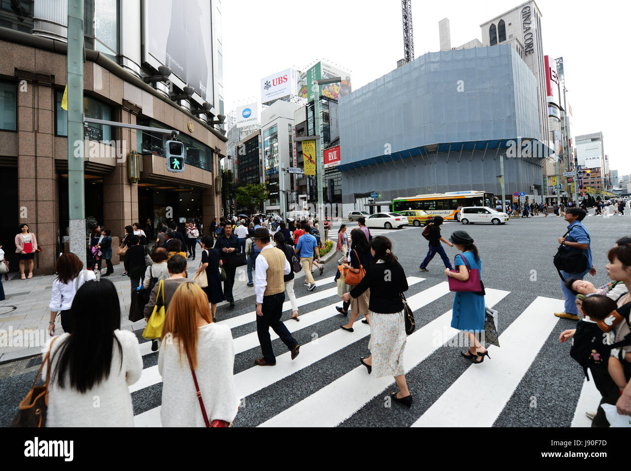 Pedestrians crossing at junctions hi-res stock photography and images ...