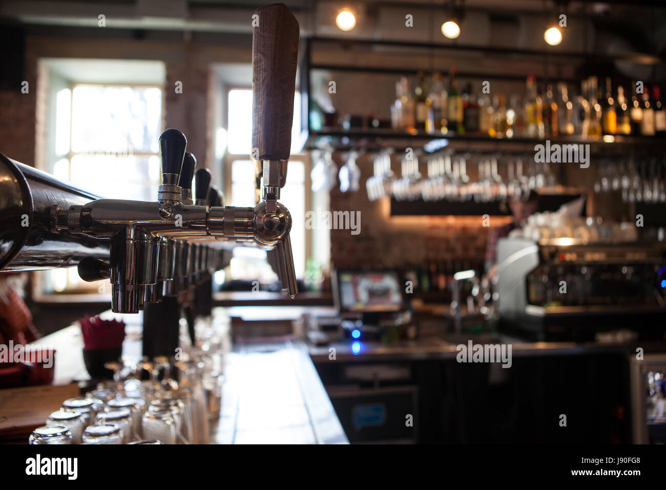 Beer pour bar hi-res stock photography and images - Alamy