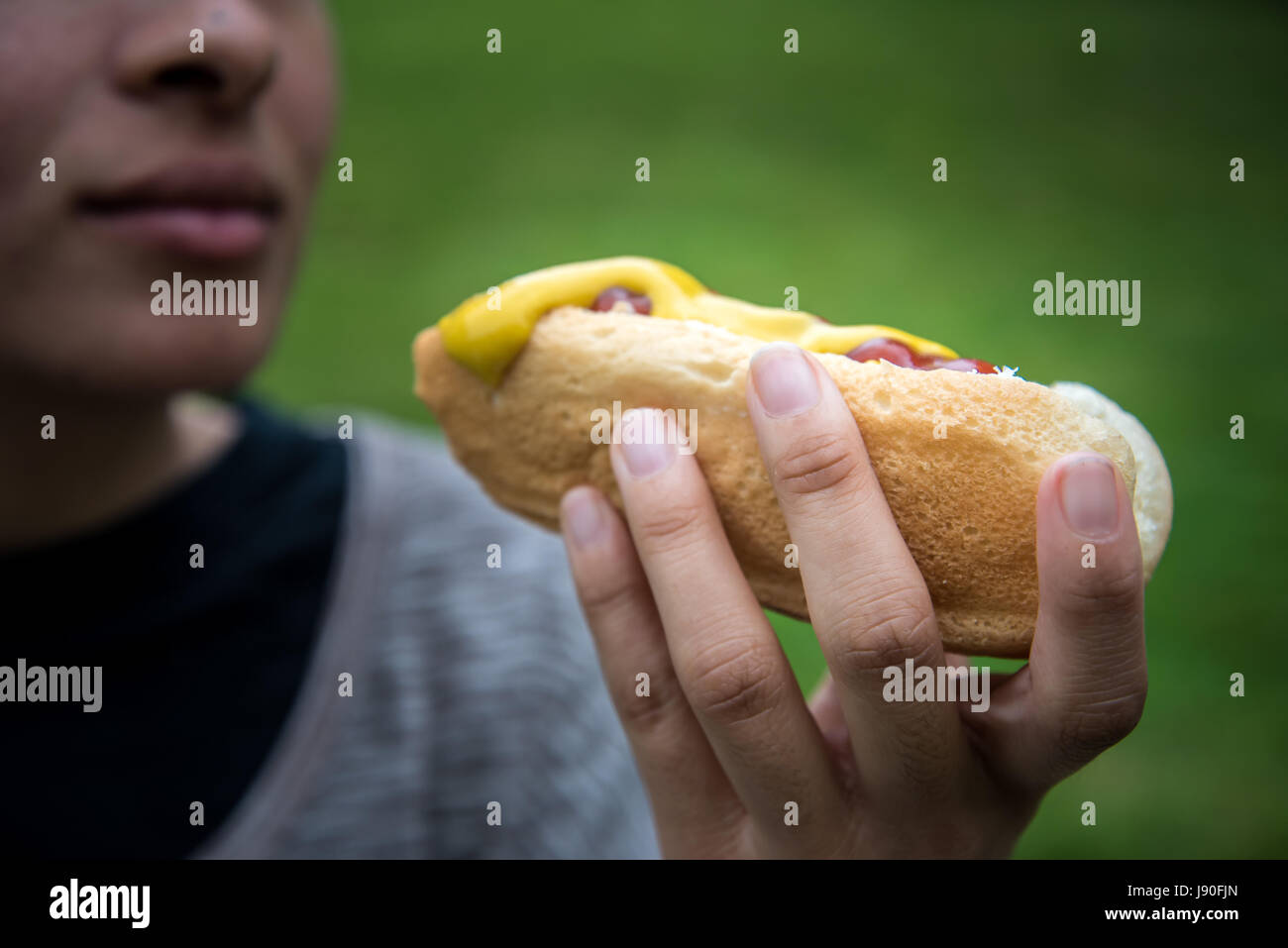 Woman eating hot dog mustard hi-res stock photography and images - Alamy