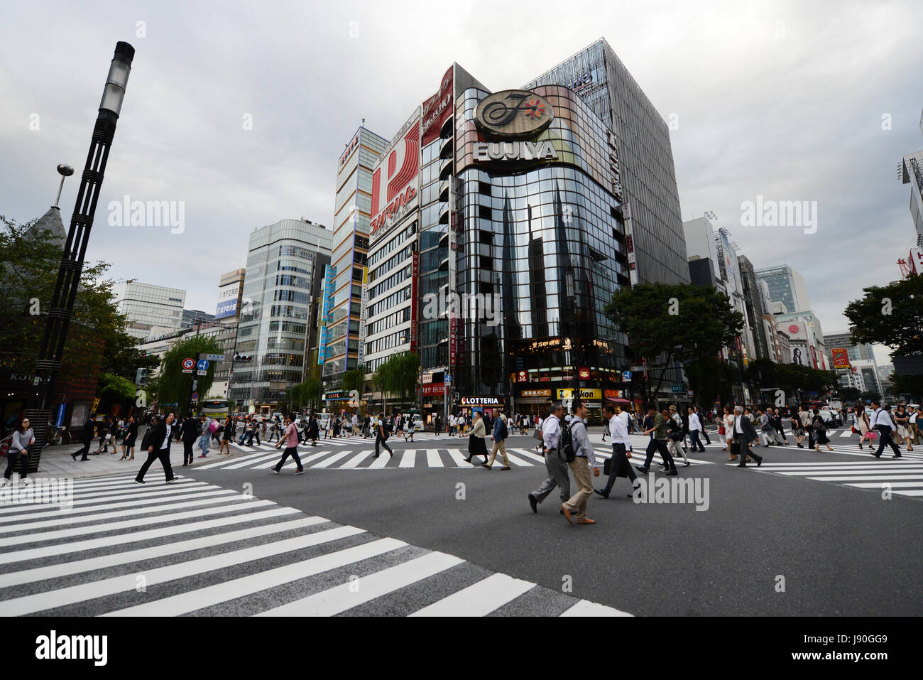 Japanese crowed crossing a big junction in Nishi-Ginza in Tokyo Stock ...