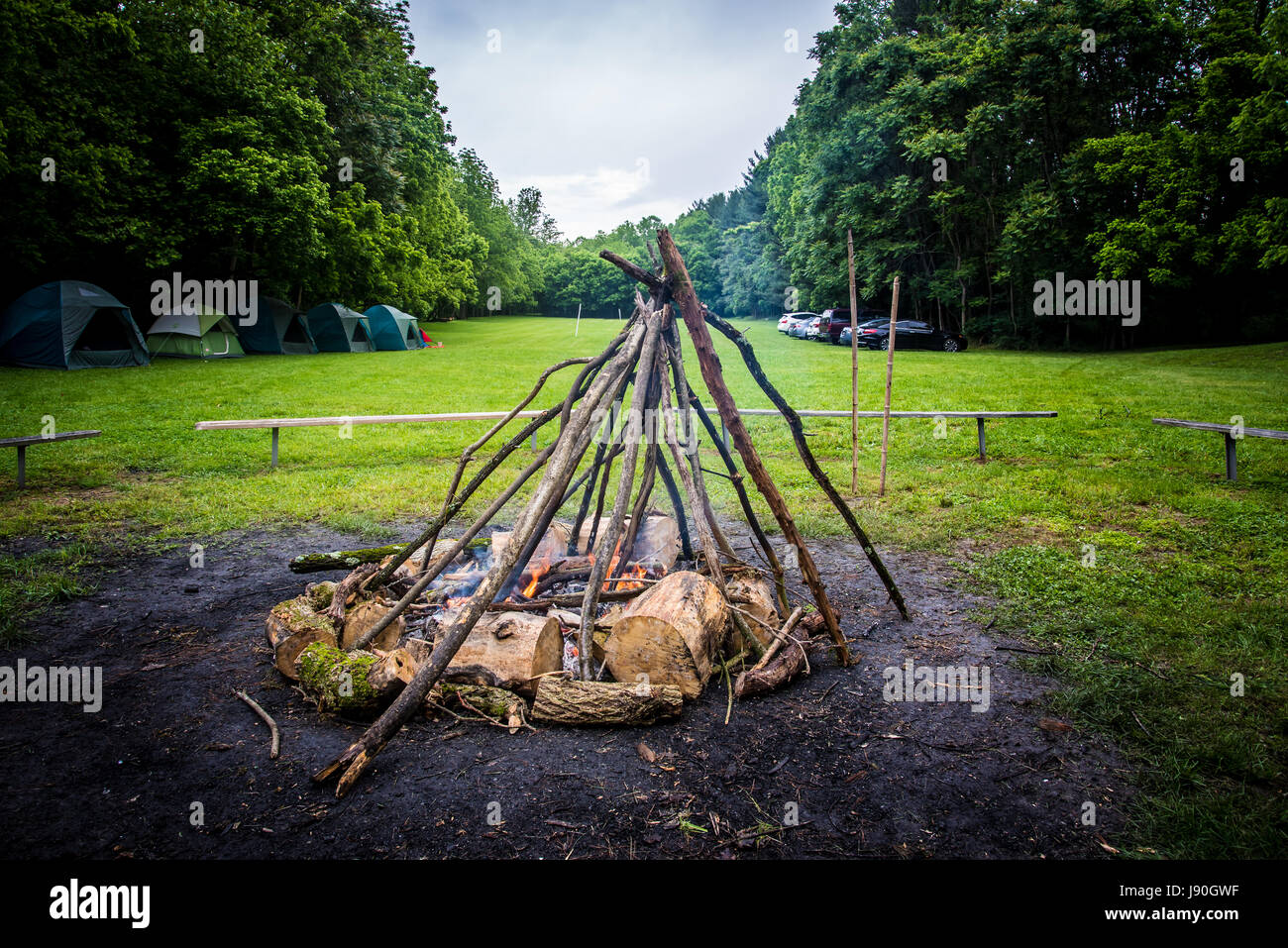Camp ground fire hi-res stock photography and images - Alamy