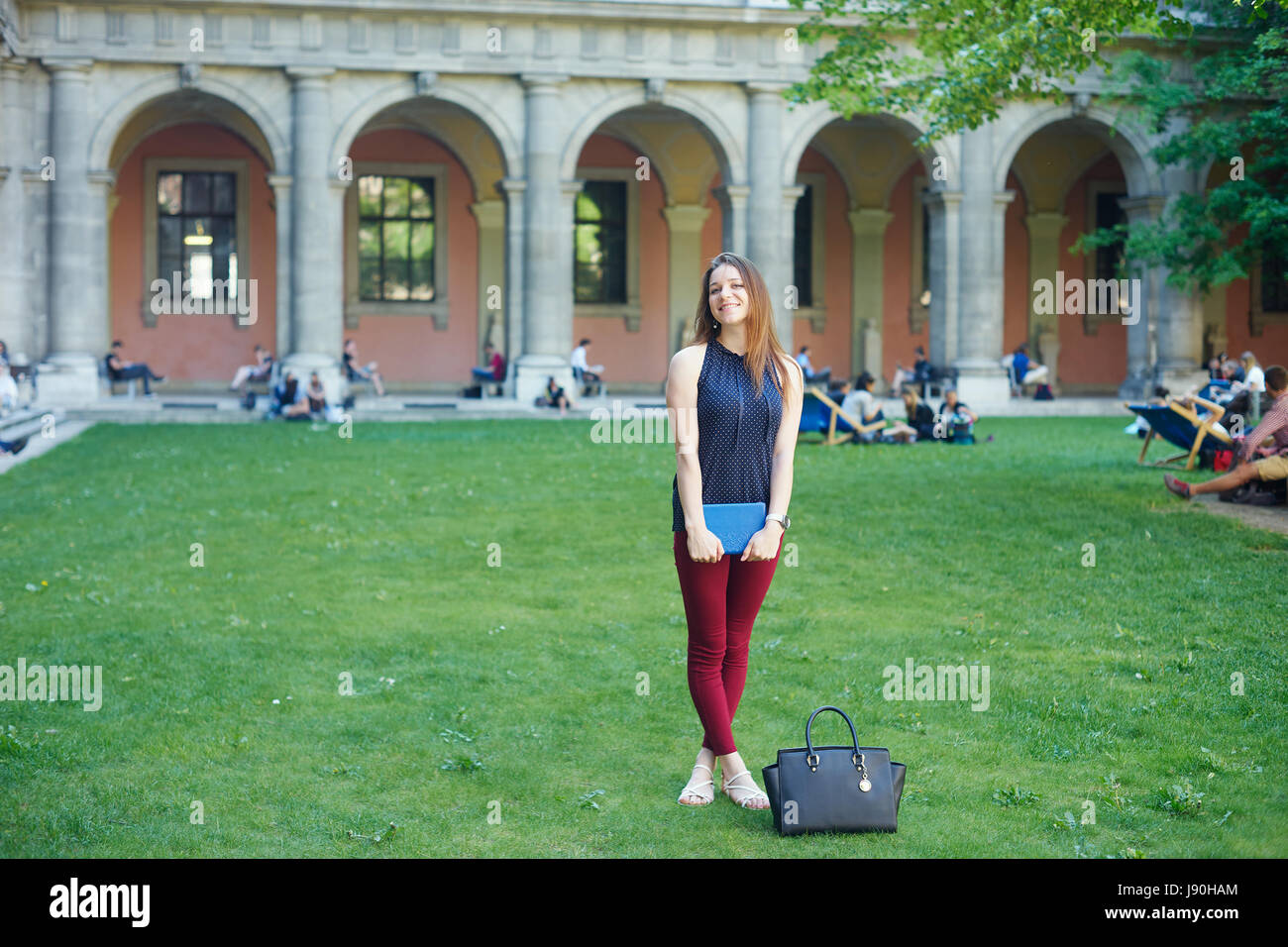 University campus young people hi-res stock photography and images - Alamy