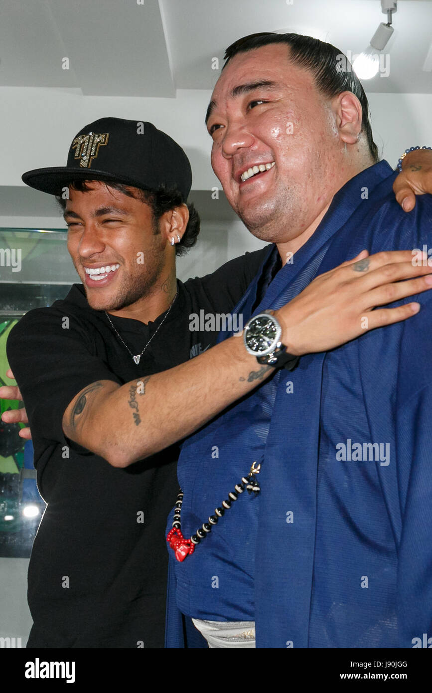 Tokyo, Japan. 30th May, 2017. (L to R) Neymar Jr and Japanese sumo ...
