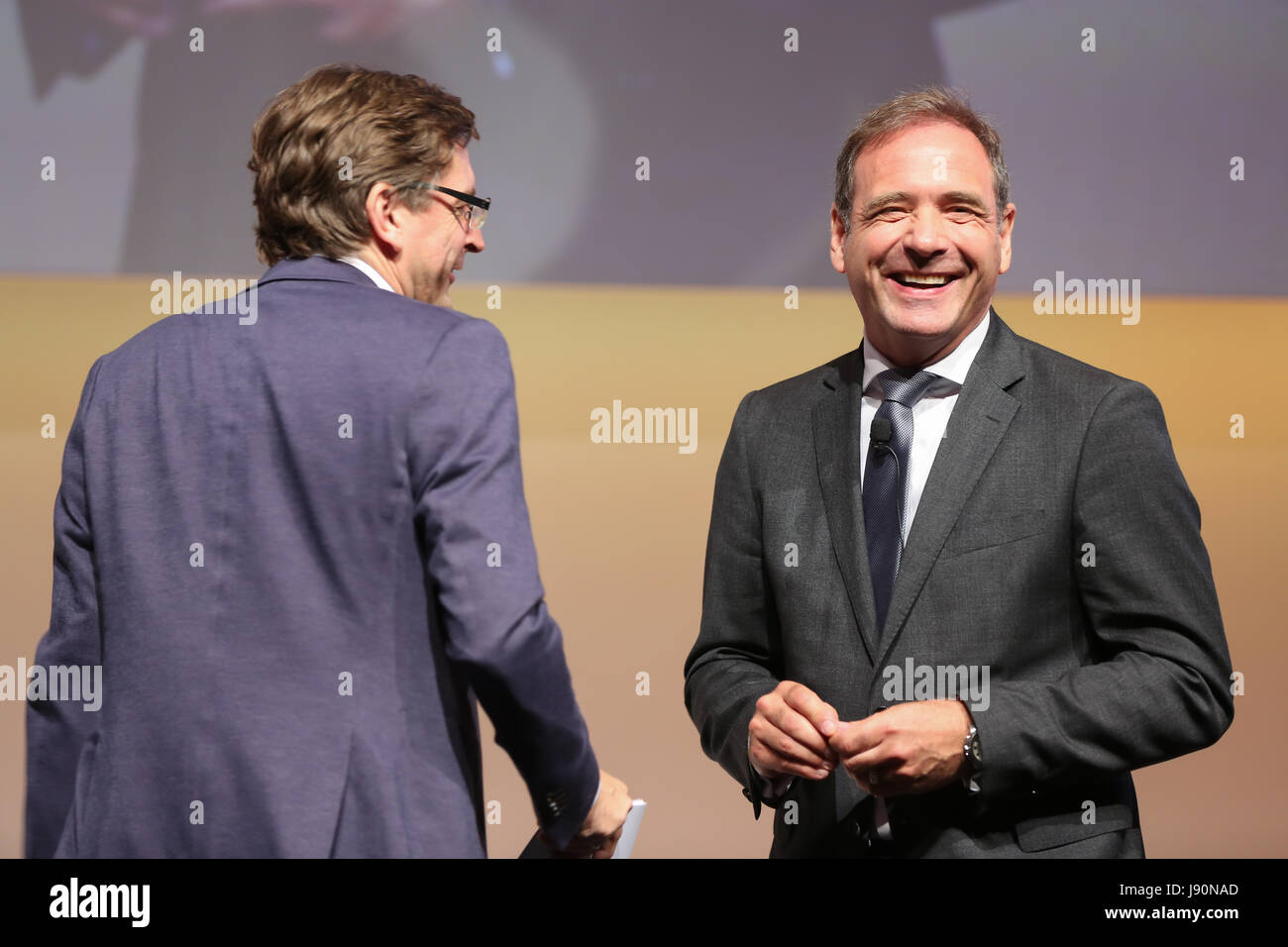 Carsten Schmidt (R), Vorsitzender der Geschaeftsfuehrung Sky ...