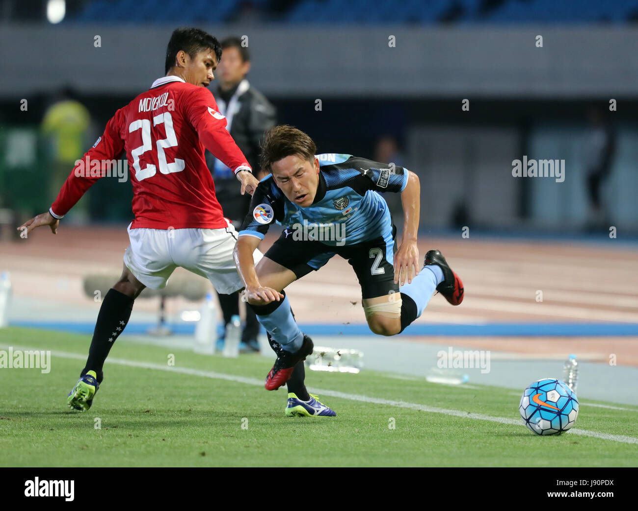 Kawasaki, Japan. 30th May, 2017. Japan's Kawasaki Frontale Kyohei Noborizato (R) leaps in the ...