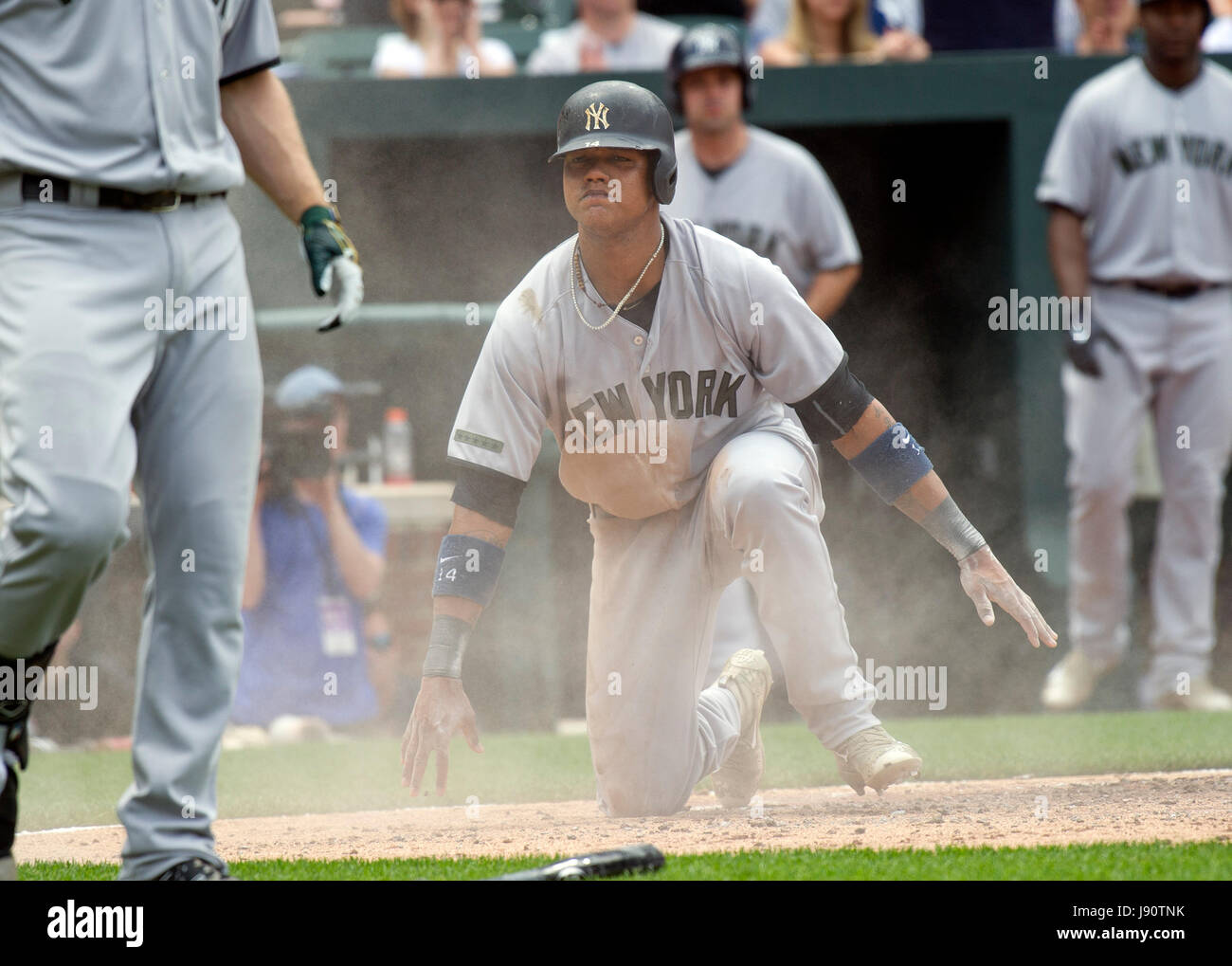 New York Yankees second baseman Starlin Castro (14) scores his team's ...
