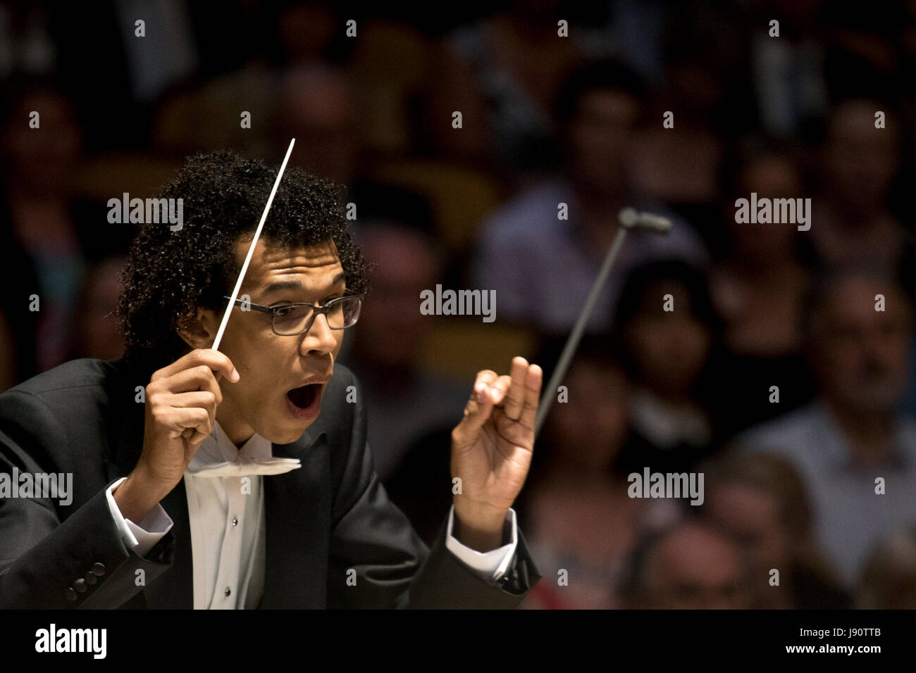 American conductor Jonathon Heyward conducts concert of Prague Symphony ...