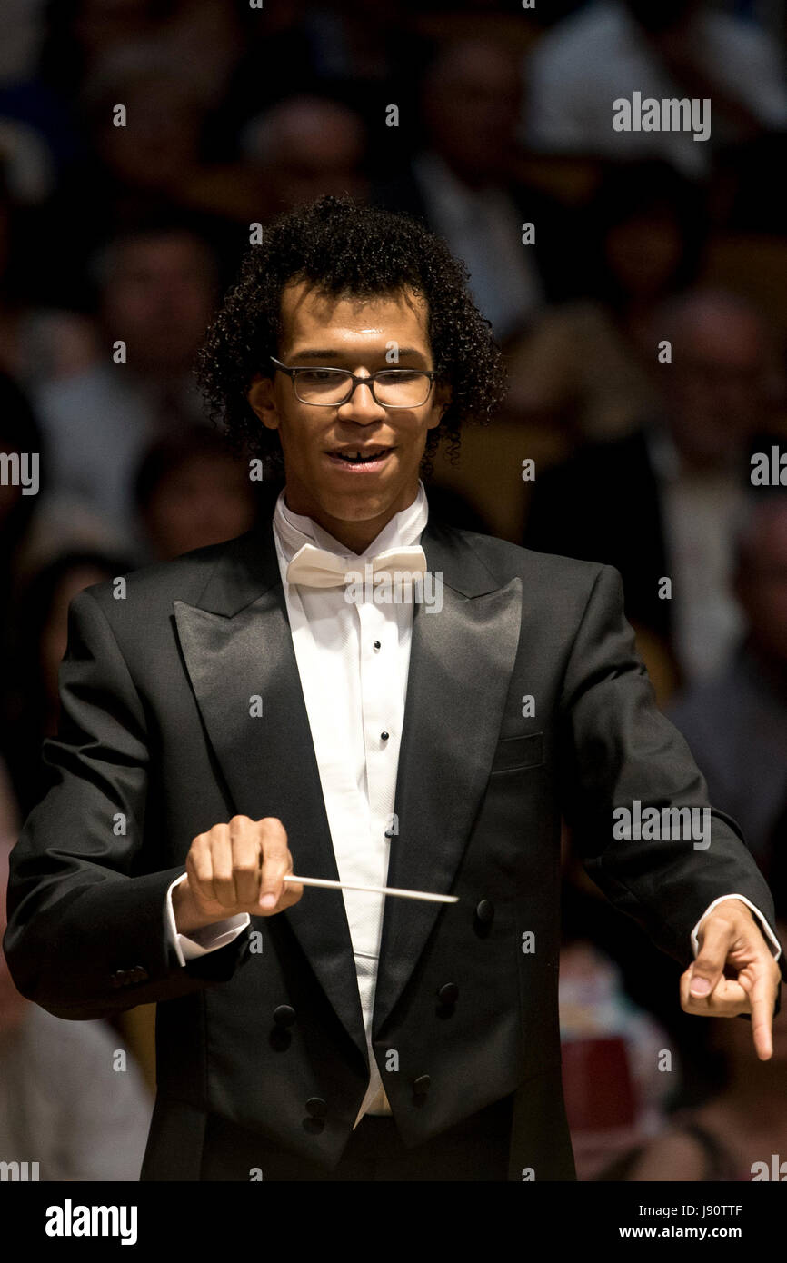 American conductor jonathon heyward conducts hi-res stock photography ...