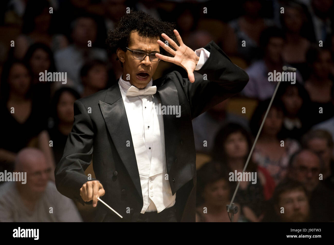 American conductor Jonathon Heyward conducts concert of Prague Symphony ...