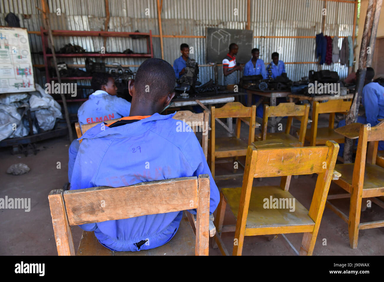 (170531) -- MOGADISHU, May 31, 2017 (Xinhua) -- Trainees take a ...