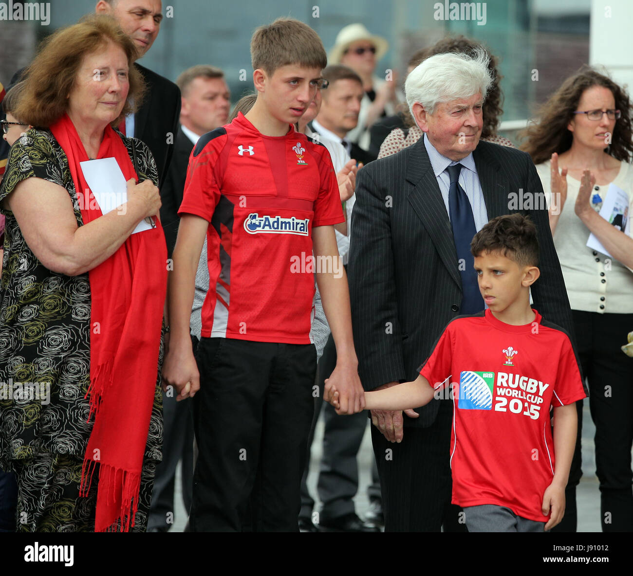 Cardiff, UK. 31st May, 2017. Rhofdri Morgan's wife Julie (L) with his ...